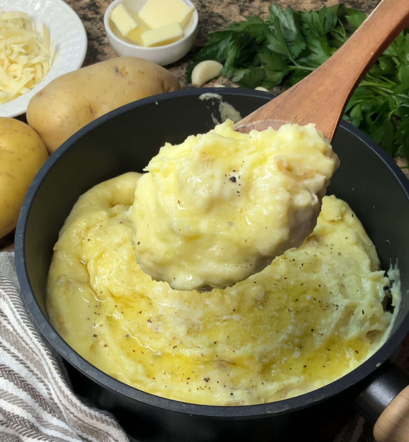 Garlic Cheddar Mashed Potatoes - What's Mom Cookin'